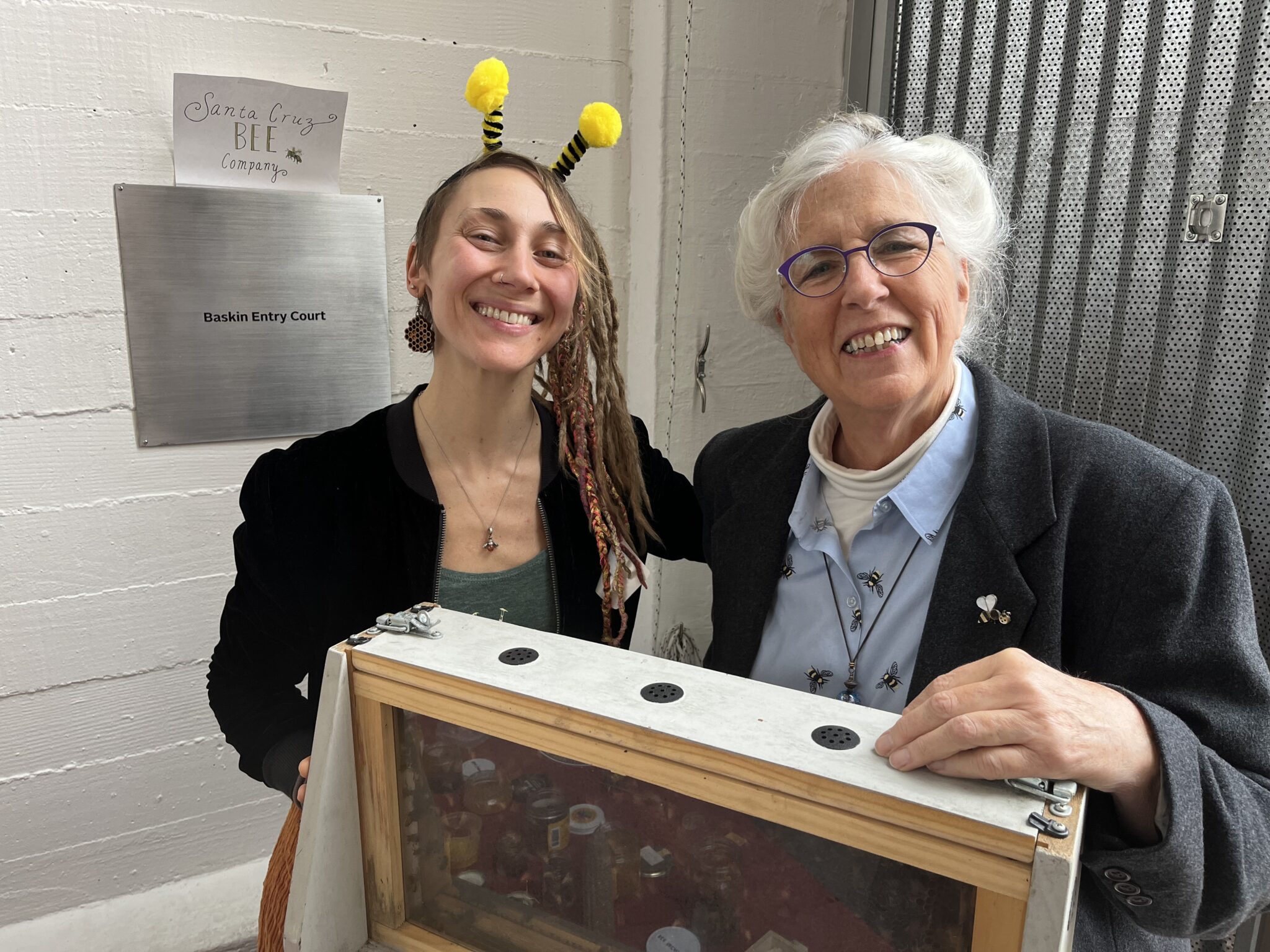 Laurie's Adventures in BEEKEEPERing - Laurie R. King